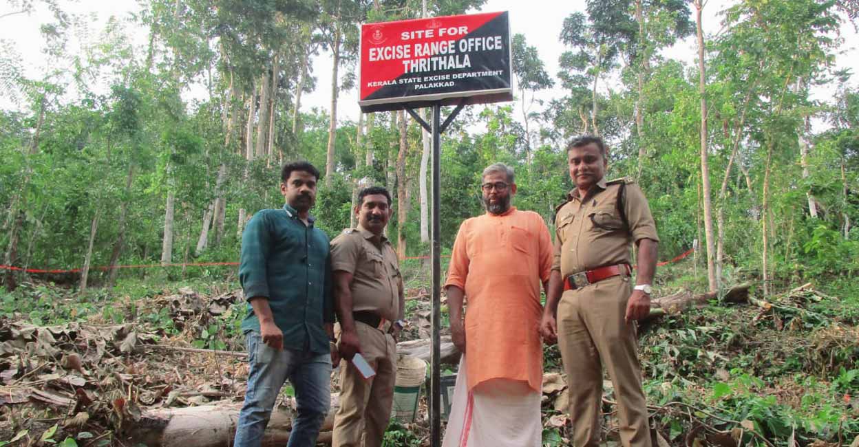 ഇല്ലപ്പറമ്പില്‍ എക്സൈസ് ഓഫിസ്; നാട്ടിലെ ലഹരി ‘ഒഴിപ്പിക്കാൻ’ ബ്രഹ്മദത്തൻ നമ്പൂതിരി - Excise ...